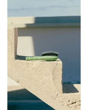 LA BONNE BROSSE N.02 The Small Essential Care & Detangling Hair Brush Almond Green - No Color