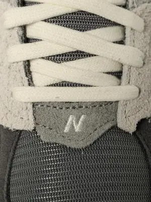 NEW BALANCE 2002r Sneakers - Grey