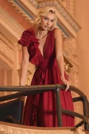 Mac Duggal Chiffon Gown With Ruffled Shoulder And V-neckline - Red