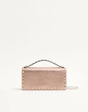 Valentino Garavani Rockstud Laminated Grainy Calfskin Wallet With Chain - Rose Cannelle