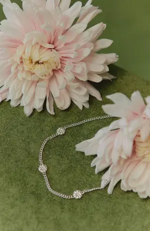LOUPN Flower Path Chain Necklace