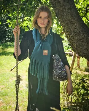 FABLE ENGLAND Cosy Boucle Scarf - Teal