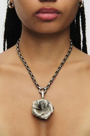 67JEWELRY Hibiscus Pendant Necklace