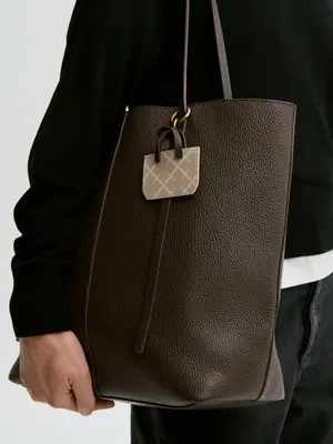 BY MALENE BIRGER Ada Charm Keychain - Feather