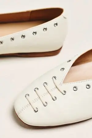SILENT D Lonny Grommet Lace-up Flats - Cream Leather