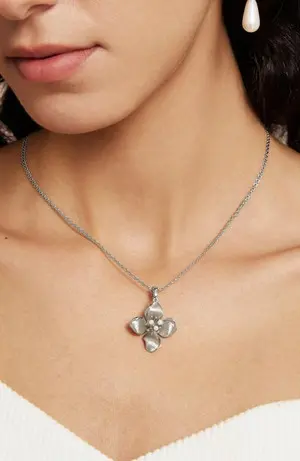 RETRO CHIC Iris Blossom Pendant Necklace - Silver