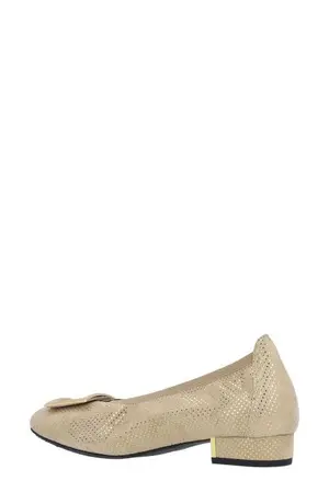 L'AMOUR DES PIEDS Floella Almond Toe Pump