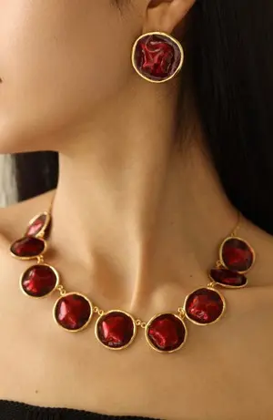RETRO CHIC Enamel Ripple Necklace - Red & Gold