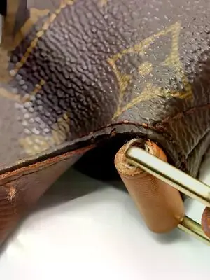 LOUIS VUITTON 2001 Monogram Adjustable Shoulder Bag