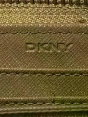 Dkny Pre-owned Zip Leather Continental Wallet - Neutrals