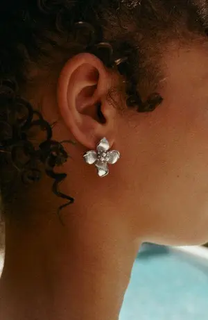 RETRO CHIC Iris Blossom Stud Earrings - Silver