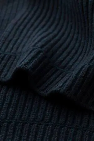 Johnstons Of Elgin Donegal Cashmere Dark Knitted Scarf - Navy