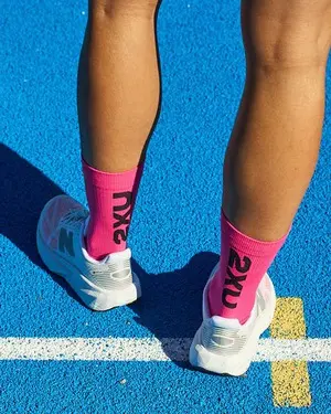 2xu Vectr Light Cushion Crew Socks - Fuchsia/black