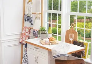 CAROL & FRANK Natural Dishtowel Holder