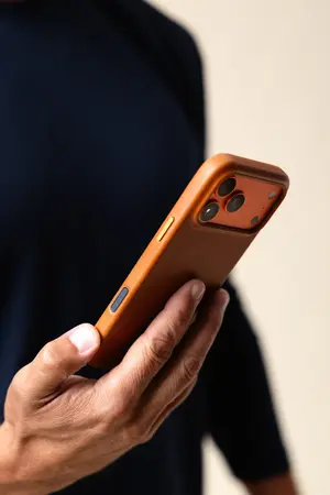 BLUEBONNET The Minimalist Iphone 17 Pro Leather Magsafe Case