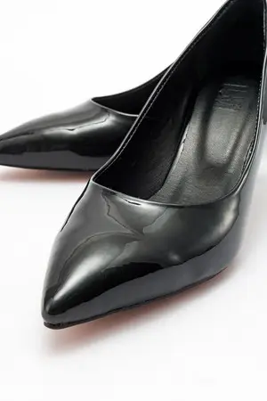 PROLOGUE SHOES Pedra Pointed Toe Pump - Black Patent