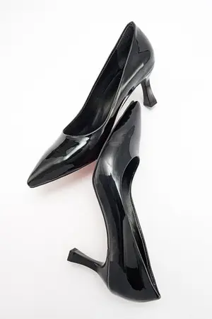 PROLOGUE SHOES Pedra Pointed Toe Pump - Black Patent