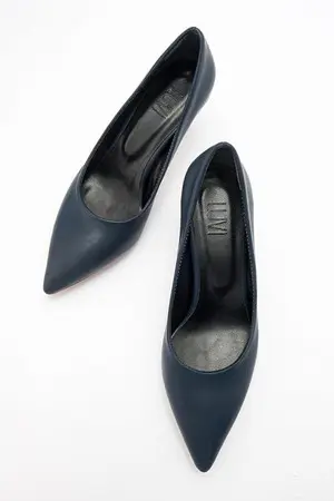 PROLOGUE SHOES Pedra Pointed Toe Pump - Navy