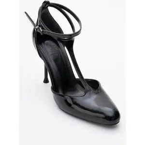 PROLOGUE SHOES Jon T-strap Pumps - Black Patent
