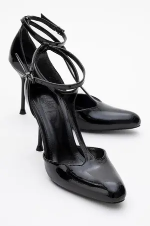 PROLOGUE SHOES Jon T-strap Pumps - Black Patent