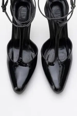 PROLOGUE SHOES Jon T-strap Pumps - Black Patent