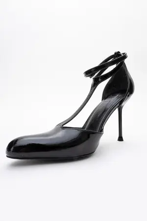 PROLOGUE SHOES Jon T-strap Pumps - Black Patent