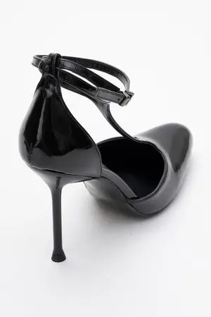 PROLOGUE SHOES Jon T-strap Pumps - Black Patent