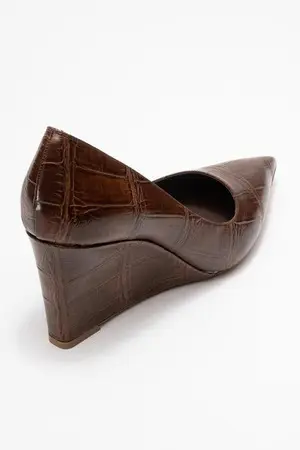 PROLOGUE SHOES Puera Pointed Toe Wedge Pump - Brown Printed
