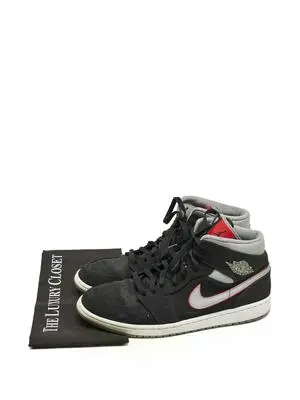 JORDAN 1 Mid Top Sneakers
