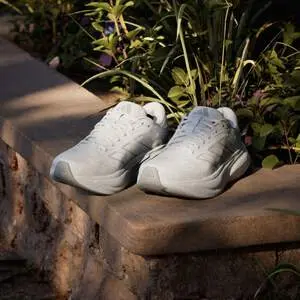 Responsive men's running shoes