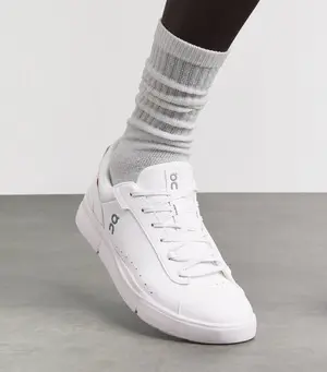 On The Roger Advantage Sneakers - White