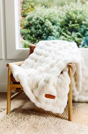 LITTLE GIRAFFE Cloudscape Throw Blanket - Wispy White