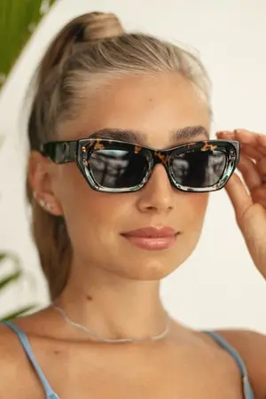 FREYRS EYEWEAR Selina Cat Eye Sunglasses - Tortoise