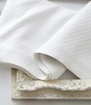 PEACOCK ALLEY Alyssa Coverlet - White