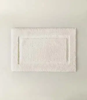 PEACOCK ALLEY Tiffany Bath Rug - Linen