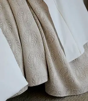PEACOCK ALLEY Vienna Coverlet - Ivory