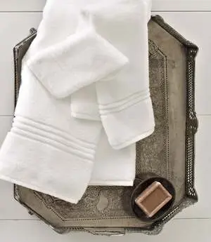 PEACOCK ALLEY Chelsea Plush Bath Towel Ivory
