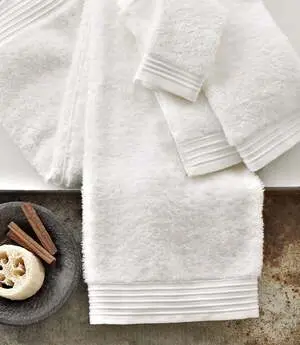 PEACOCK ALLEY Bamboo Towel - White