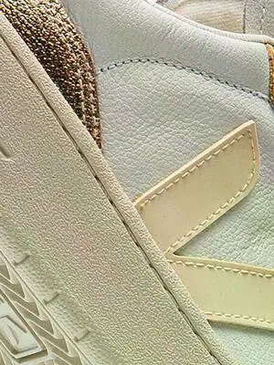 VEJA V-90 Leather Sneakers - Neutrals