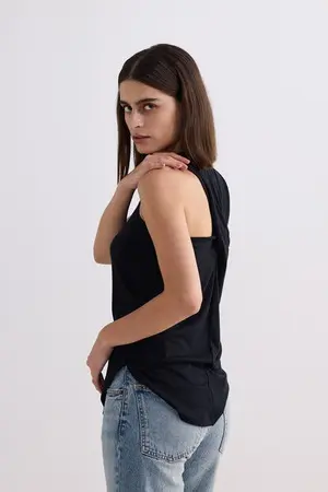 REISTOR Sleeveless Top With Criss-cross Detail