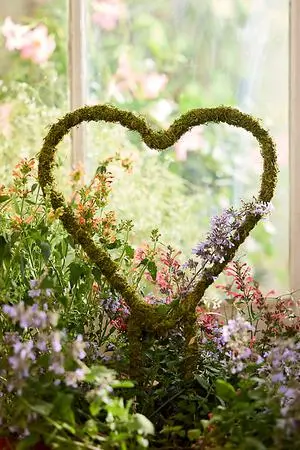 TERRAIN Moss Heart Trellis