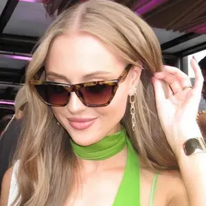VELVET EYEWEAR Helen Sunglasses - Light Tortoise