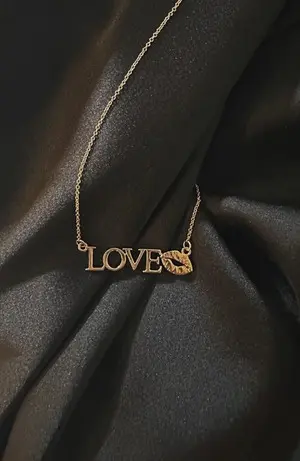 GWEN BELOTI Lip Love Necklace