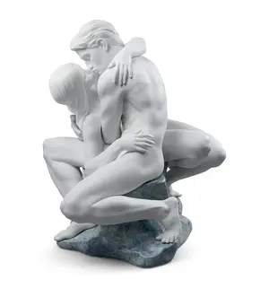 LLADRO Porcelain Passionate Kiss Figurine - White