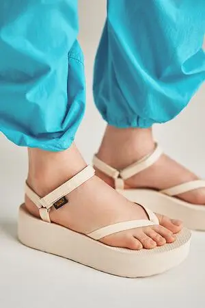Teva Flatform Slim Sandals - Coconut