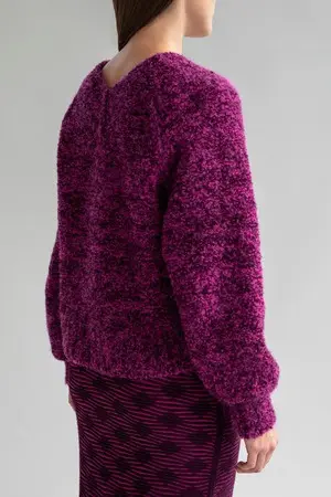 SSKEIN V-neck Bouclé Pullover - Fuschia Aubergine