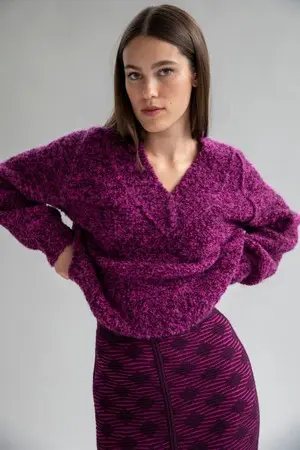 SSKEIN V-neck Bouclé Pullover - Fuschia Aubergine