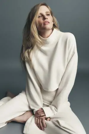 Alo Yoga Cropped Serenity Ribbed Mock Neck Sweatshirt - Ivory