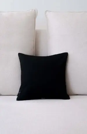 Voz Centro Lineas Square Small Pillow