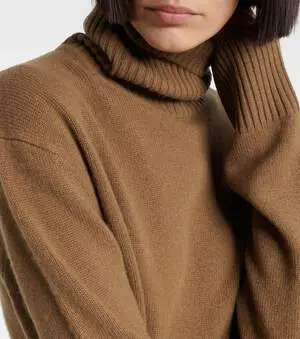 TOTEME Cashmere Turtleneck Sweater - Beige